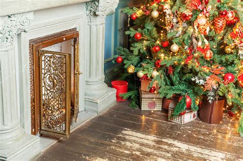 클래식 크리스마스 새해 장식 인테리어 객실 은색과 빨간색 장식 과 새해 나무 0명에 대한 스톡 사진 및 기타 이미지 0명 12월 2020년 Istock