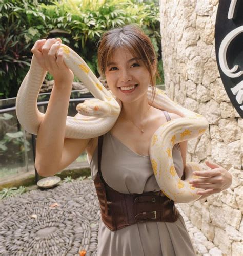 Apa Jadinya Kalo Uler Ini Tiba2 Lepas Kendali Trus Masuk Ke Baju Ni Cewe Gigit Tetenya Apa Jadinya Kalo Uler Ini Tiba2 Lepas Kendali Trus Masuk Ke Baju Ni Cewe Gigit Tetenya