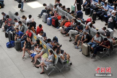 中国各地迎暑运返程高峰 火车站进站口排长队（5） 千龙网·中国首都网