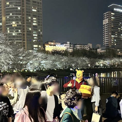 익스트림무비 곰돌이 푸 피와 꿀 극장 길거리 홍보 사진들