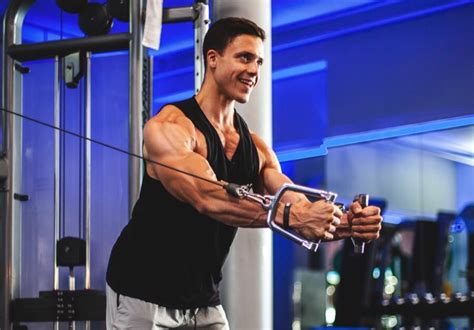 8 Compound And 6 Isolation Chest Exercises For Strong Pecs