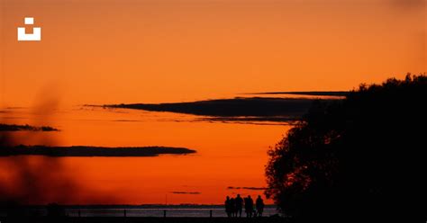 물 위에 서있는 사람들의 그룹 사진 Unsplash의 무료 하늘 이미지