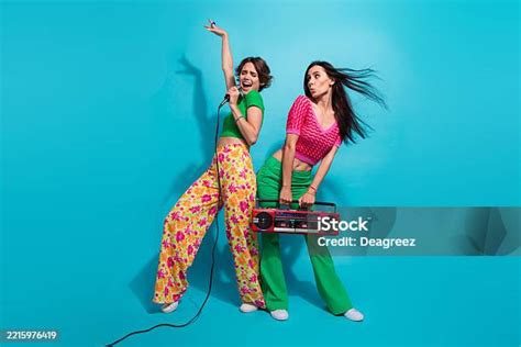 두 젊은이의 전체 길이 사진 여학생은 여름 주말을 보내고 노래방 붐 박스 사운드 체크 푸른 색 배경에 고립되어 있습니다 2명에 대한 스톡 사진 및 기타 이미지 Istock