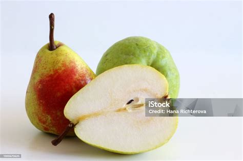 배 수확 과일 배경 흰색 테이블에 신선한 유기농 배 배 가을 수확 하얀 배경의 육즙이 풍부하고 풍미있는 배 가을 자연 개념 0명에 대한 스톡 사진 및 기타 이미지 Istock