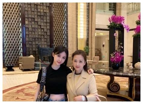 潘玮柏官宣结婚喜讯，岳母照片被曝光，一身奢侈品与女儿同框像姐财经头条