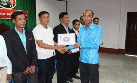 ພິທີມອບໃບຢັ້ງຢືນຊຸດຝຶກອົບຮົມ ທິດສະດີການເມືອງ ແລະ ການປົກຄອງ ໃນໄລຍະ 10 ວັນ ໃຫ້ເລຂາພັກບ້ານ ແລະ