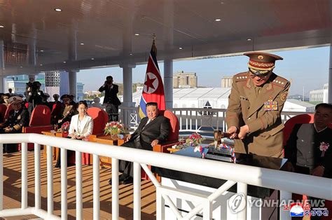 북한 5천t급 신형 구축함 진수…김정은 원양함대 건설 종합