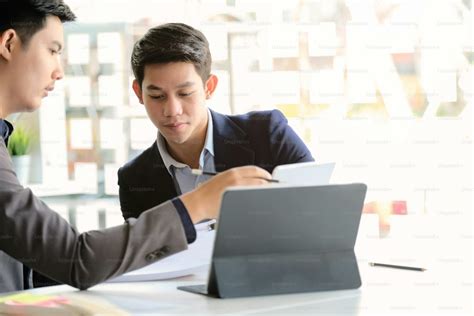 재무 문서 보고서에서 전략 분석을 계획하는 비즈니스 사람들 사무실 개념 사진 Unsplash의 태국 이미지