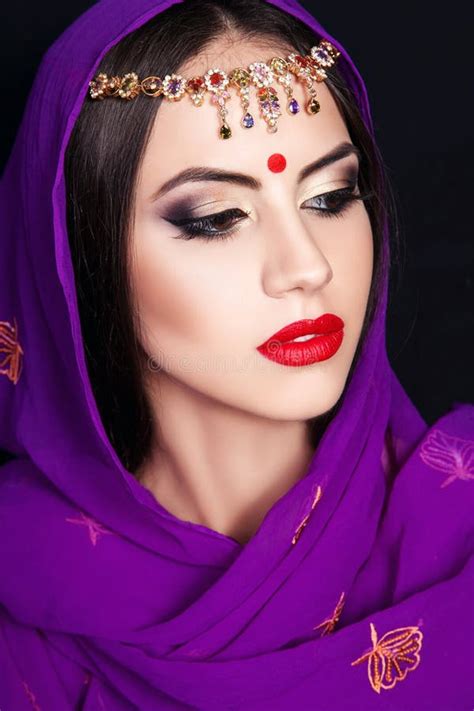 Indisches M Dchen Im Bild Eines Sch Nen Makes Up Stockbild Bild Von Erwachsener Hennastrauch