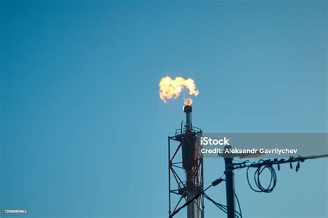 이 공장은 화창한 날에 파이프에서 연기와 스모그를 방출하고 오염 물질이 대기로 유입됩니다 0명에 대한 스톡 사진 및 기타 이미지