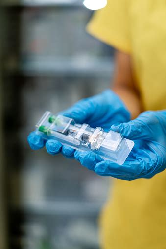 주사기 손에 의료 주사 바늘이있는 의학 플라스틱 예방 접종 장비 간호사 또는 의사의 손 액체 약물 병원에서 건강 관리 간호사에 대한 스톡 사진 및 기타 이미지 Istock