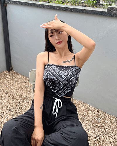 페이즐리 스카프 언발 나시 크롭탑 블랙 화이트