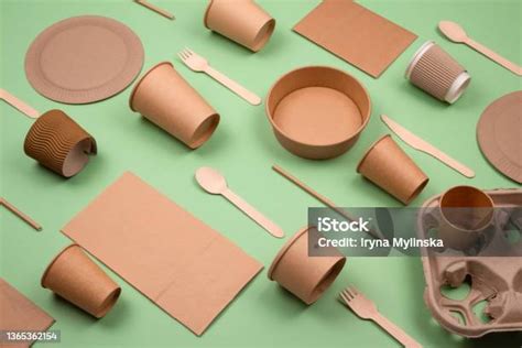 녹색 배경에 다른 환경 친화적 인 식기와 크래프트 종이 식품 포장 길거리 식품 용지 포장 컵 접시 빨대 용기 종이 봉투 나무 칼붙이 제조에 대한 스톡 사진 및 기타 이미지