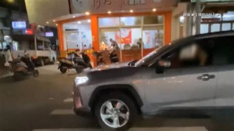 獨休旅車停斑馬線駕駛疑心不在焉 行人看傻暴氣東森新聞