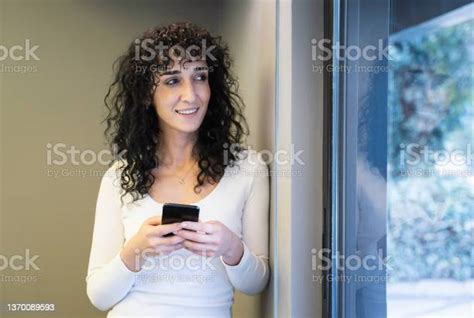 커피 한 잔에서 사무실에서 스마트 폰을 사용하는 사업가 Brand Name Smart Phone에 대한 스톡 사진 및 기타 이미지 Brand Name Smart