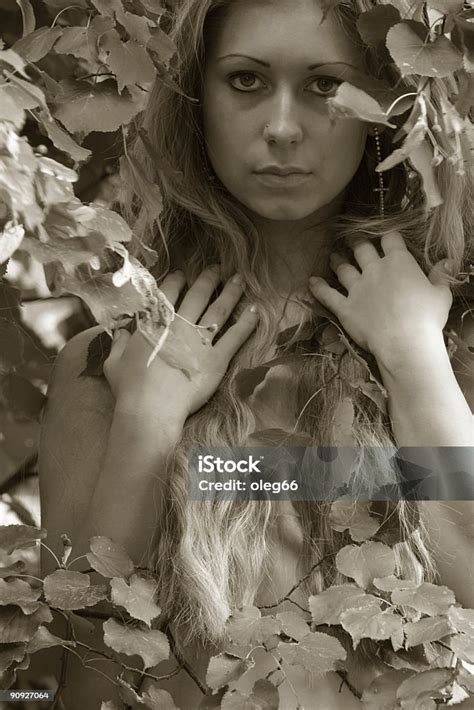 신혼여행 중인 혼혈의 젊은 군인커플 흑백 세로는 의 여자대표 여성 검은색에 대한 스톡 사진 및 기타 이미지 검은색 곡초류