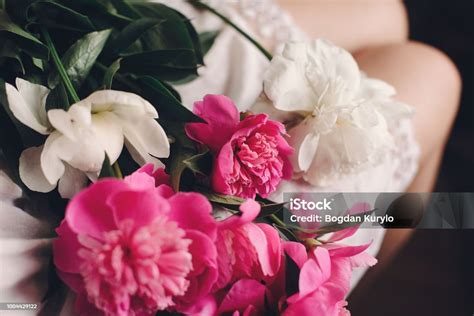 사랑 스러운 핑크 모란 화이트 보헤미안 드레스 상위 뷰 Boho 여자의 다리에 텍스트를 위한 공간입니다 세련 된 Hipster 여자 아침 룸에서 아름 다운 꽃으로 앉아 대기