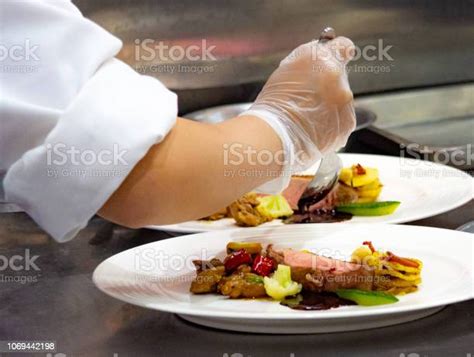 음식 요리 장식 접시 근접 촬영 요리사 준비 음식 식사 부엌 요리 하는 요리사 요리사 장식 접시 근접 촬영 요리사는 요리사 부엌에서 식사 준비 하는 요리사 음식에 대한 스톡