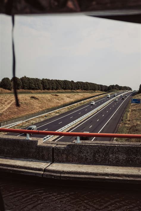 차량 내부에서 본 고속도로 모습 사진 Unsplash의 무료 프리슬란 이미지