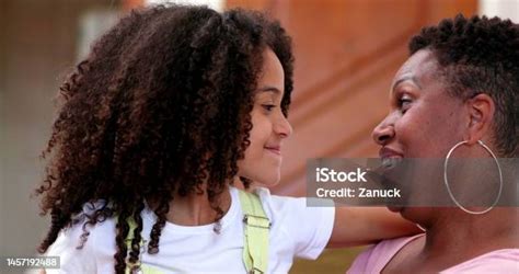 인종적으로 다양한 부모와 자식 상호 작용 어머니와 딸의 관계 가족에 대한 스톡 사진 및 기타 이미지 가족 다양성 명랑한 Istock