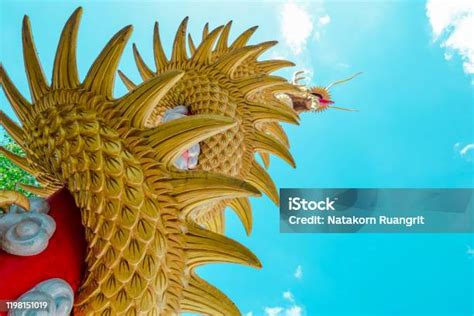 푸른 하늘과 흰색 구름 배경에 고립 된 붉은 기둥 주위에 규모의 아름다운 패턴과 황금 중국 용 동상 중국 새해 축하 장식 건축에 대한 스톡 사진 및 기타 이미지 Istock