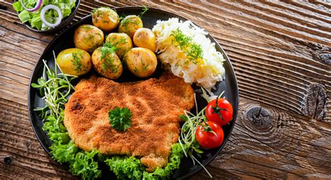 감자와 양배추로 빵 부스러기로 코팅 된 돼지 고기 커틀릿 감자 요리에 대한 스톡 사진 및 기타 이미지 감자 요리 감자튀김 고기 Istock