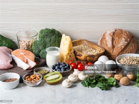 건강한 원시 깨끗한 재료 과일 야채 유제품 계란 콩류 식이 고기와 생선 견과류와 씨앗 공간을 복사합니다 균형 잡힌 건강한 음식 개념 개념에 대한 스톡 사진 및 기타 이미지