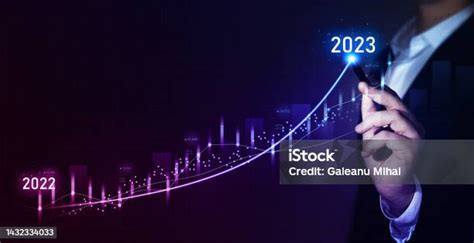 화살표 그래프 기업 미래 성장 연도 2022 년에서 2023 년으로 늘리십시오 계획 기회 도전 및 사업 전략 내년 2023 년 새로운 목표 계획 및 비전 부귀에 대한 스톡