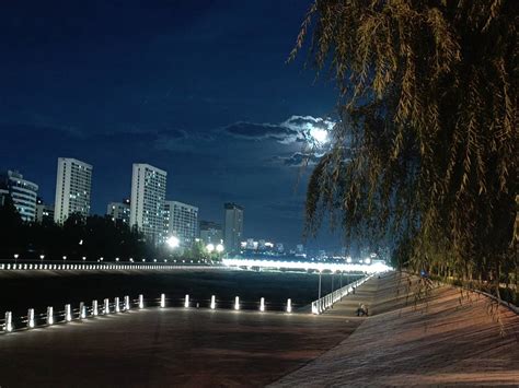 洪小铃为张天霖庆祝47岁生日，6个月女儿罕见出镜，夫妻同框般配丈夫宝宝角色