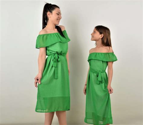 Шифонени Зелени Рокли и Тениски за Семейството