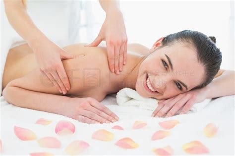 按摩免抠元素 在美容水疗中心享受肩部按摩的女人 素材免费下载 626像素 jpg格式 编号68753029 千图网