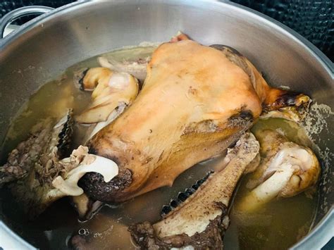 Эмийн Нойргүйдэж ядраад байгаа хүмүүс хонины толгой чанаж ид Үлдсэн хоосон ясан дээр нь 3 5л