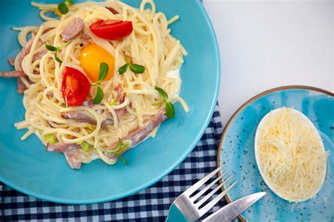 치즈와 계란 베이컨과 토마토 마이크로 그린 파스타 파란 접시에 음식 수제 카르보나라 파스타 테이블 상단보기에서 점심 0명에 대한 스톡 사진 및 기타 이미지 Istock