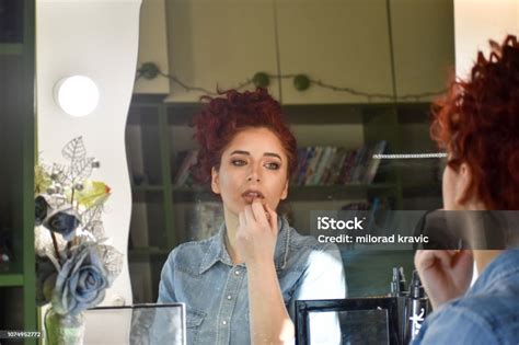 매력적인 아름 다운 매력적인 즐거운 다행 여자는 집에서 거울 앞에서 그녀의 광대 뼈에 블러셔를 적용 하 고 있다 가정 생활에 대한 스톡 사진 및 기타 이미지 Istock