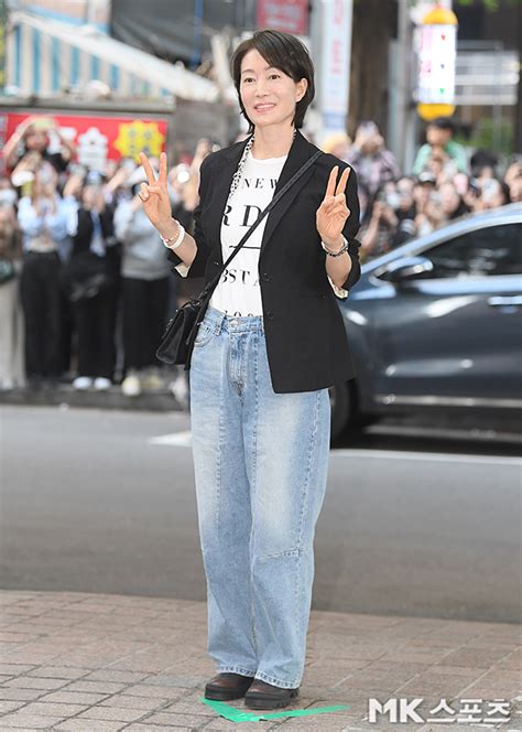 나영희 10년은 젊어 보이네 스타일리시한 재킷 청바지 패션 스타와 패션 나영희 10년은 젊어 보이네 스타일리시한 재킷 청바지 패션 스타와 패션