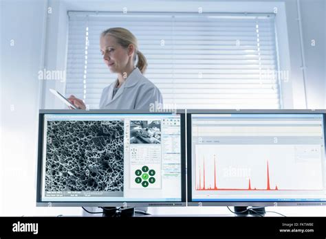 Scientist Using An Electron Microscope Hi Res Stock Photography And Images Alamy