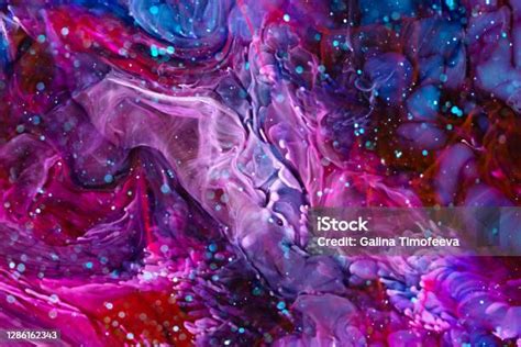 핑크 블루 레드 컬러의 에폭시 수지 텍스처 물보라와 잔물결이 있는 액체 배경 스플래터 잉크가 있는 현대적인 추상적인 작품 밝은 색상은 매크로 사진 벽지에 혼합 검은색에 대한