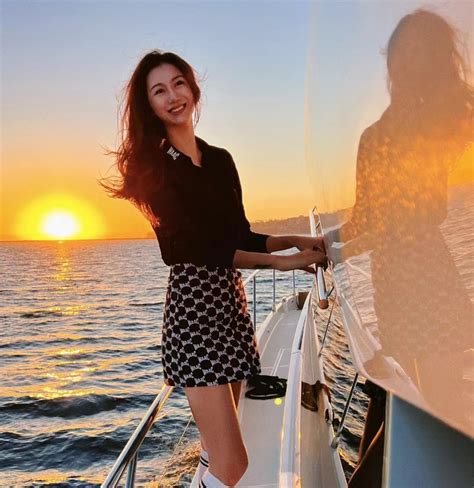 Sun Yues Model Wife Travels With Her Daughter Playing Golf On A Yacht