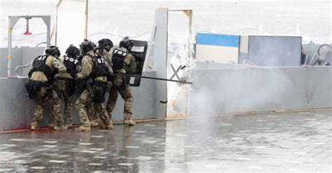 테러범 점거 여객터미널 진입하는 특전사 대테러부대
