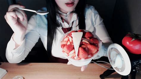Korean Asmr 사르르 녹는 설빙 프리미엄 딸기빙수 이팅 9 Ice Flakes With Syrup Eating Sound En Fr Sub Youtube