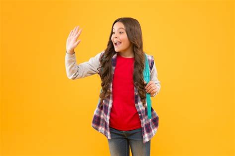 하이 파이브 인사 행복 한 아이 노란색 배경입니다 학령기 아이 다시 학교로 기본 교육 감정에 대한 스톡 사진 및 기타 이미지 Istock