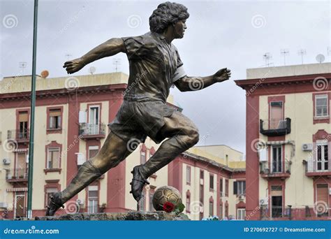 Maradona Statue