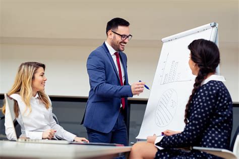 사무실에서 그의 여성 동료에 게 플립 차트에는 프레 젠 테이 션을 제공 하는 사업 경영자에 대한 스톡 사진 및 기타 이미지 경영자 계획 교육 Istock