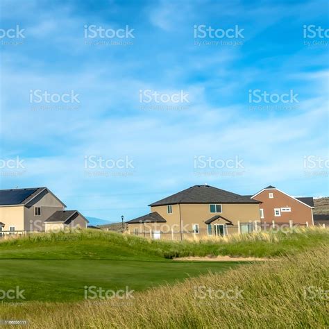 화창한 날에 흰 구름이 있는 푸른 하늘 아래 정사각형 프레임 잔디 지형과 주택 0명에 대한 스톡 사진 및 기타 이미지 0명 건축 낮 Istock