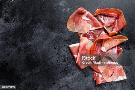 프로슈토 크루도 이탈리안 살라미 파르마 햄 안티 파소 플레이트 검정 색 배경 맨 위 보기 텍스트 공간 0명에 대한 스톡 사진 및 기타 이미지 Istock