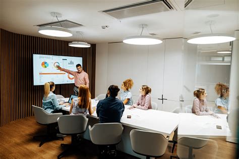 비즈니스 미팅 중 투자에 대한 프레젠테이션 재무 수치를 보여주는 비즈니스 담당자 프리젠테이션 연설에 대한 스톡 사진 및 기타