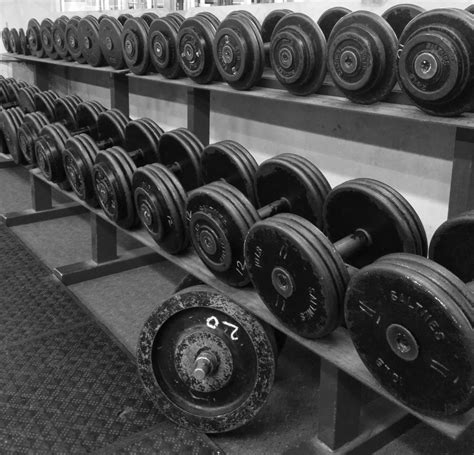 무료 이미지 검정색과 흰색 구조 바퀴 검은 방 단색화 적합 체육관 근육 아령 무거운 매력적인 힘 역도 바벨 흑백 사진 스포츠 경기장 자동차