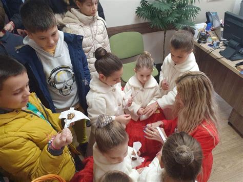 Деца от Центъра за личностно и творческо развитие подариха ръчно изработена мартеница на