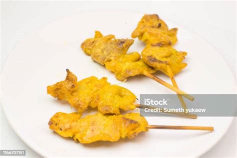 땅콩 소스와 식초를 곁들인 돼지고기 사테이 구이 흰 접시에 흰 배경 분리 갈색에 대한 스톡 사진 및 기타 이미지 갈색 거리 고급 요리 Istock