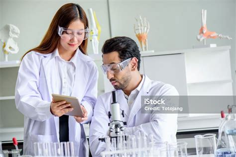 매력적인 행복 과학자 실험실 기술자 보조 실험실에서 테스트 튜브에서 샘플을 분석 의료 제약 및 과학 연구 및 개발 개념 20 24세에 대한 스톡 사진 및 기타 이미지